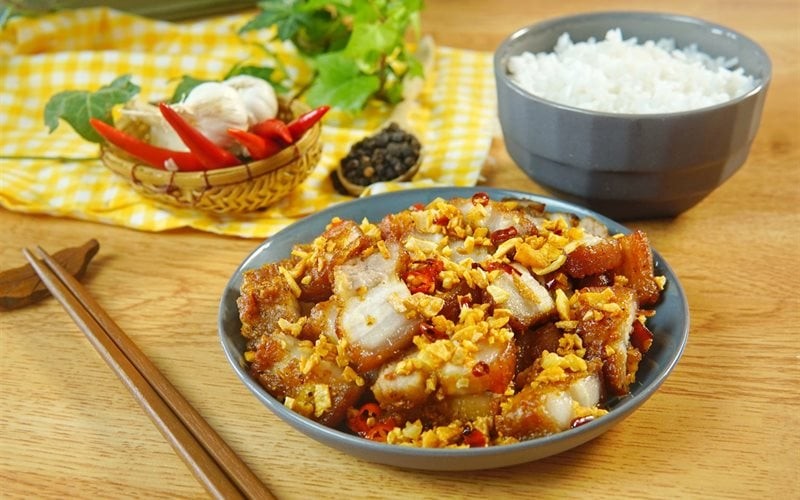 Hướng dẫn làm ba rọi sốt tỏi cay đậm đà ai cũng có thể làm